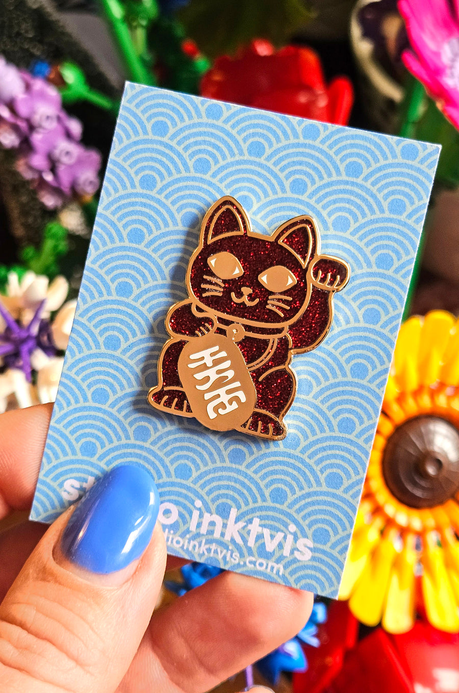Pin Maneki Neko rood zwart glitter gelukskat – Studio Inktvis