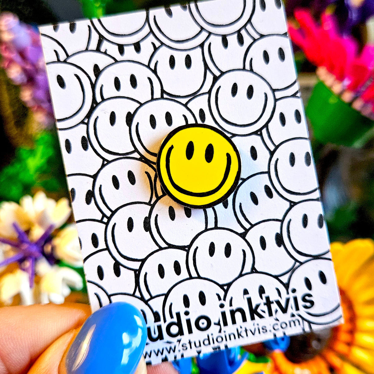 Smiley pin - spread joy with a cute smiley lapel pin – Studio Inktvis